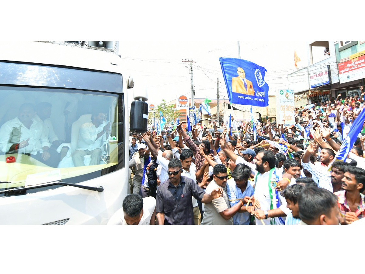 Ganapavaram Bus Yatra: వైఎస్‌ జగన్‌ బస్సుయాత్ర: గోదారంత అభిమానం (ఫొటోలు) | CM YS Jagan Bus Yatra ...